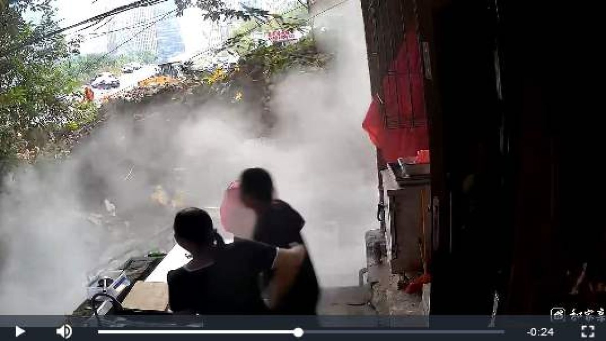 แม่และเด็กรอดตายหลังได้รับคำเตือนก่อนกำแพงถล่ม