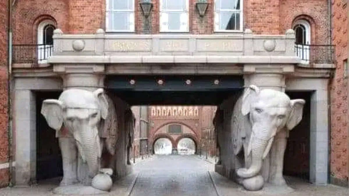 ประตูช้าง (The Elephant Gate)