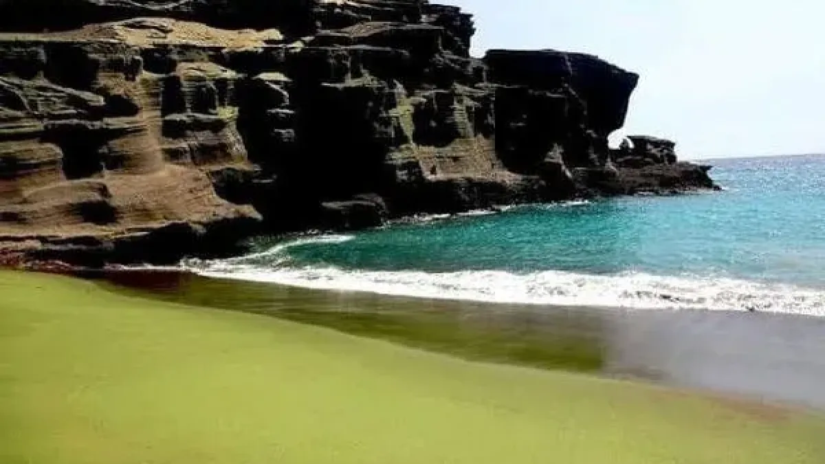 Mahana Beach หาดที่มีทรายสีเขียวสดใส