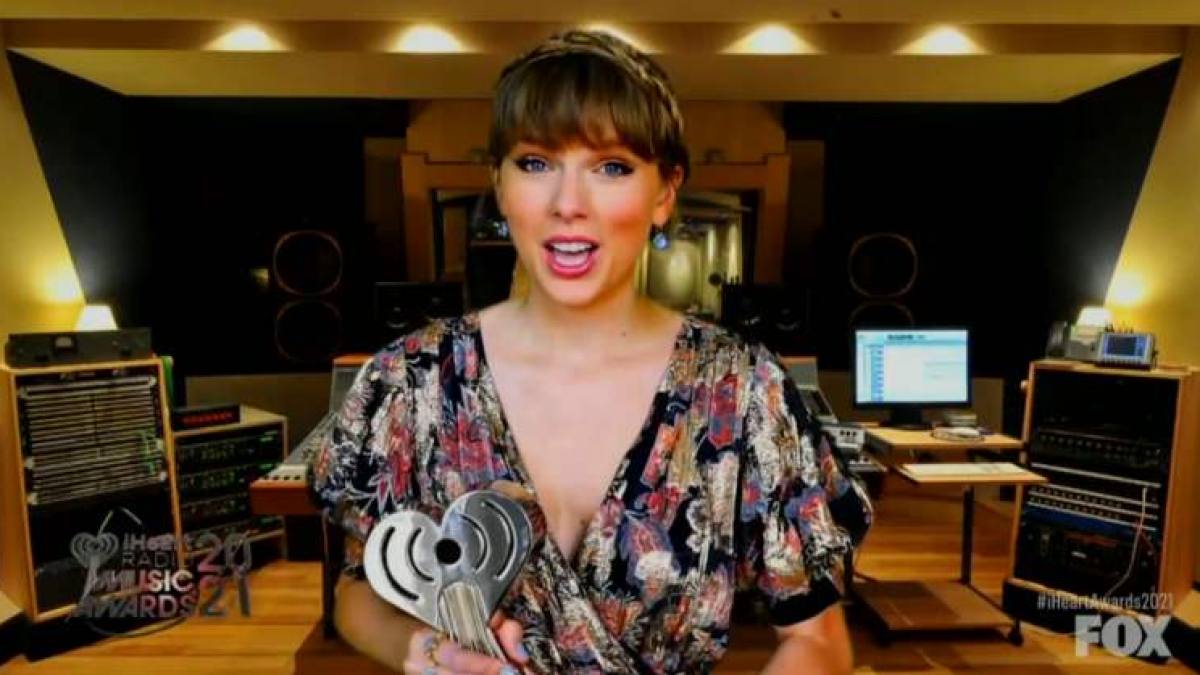 Taylor Swift ปรากฏตัวแบบ AR แบบเสมือนจริง หลังได้รับรางวัลอัลบั้มป๊อปแห่งปี