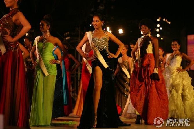 ชุดราตรี "หนูสิ" แม้ดูด้านข้างยังสวยเลย น่าจะได้ Miss World Designer ...