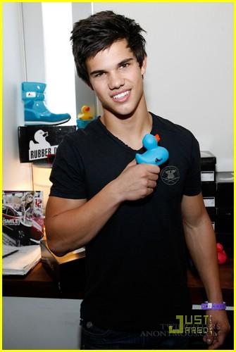 taylor lautner ผู้ชายที่ นู๋ คลั่งไคล้ที่สุด