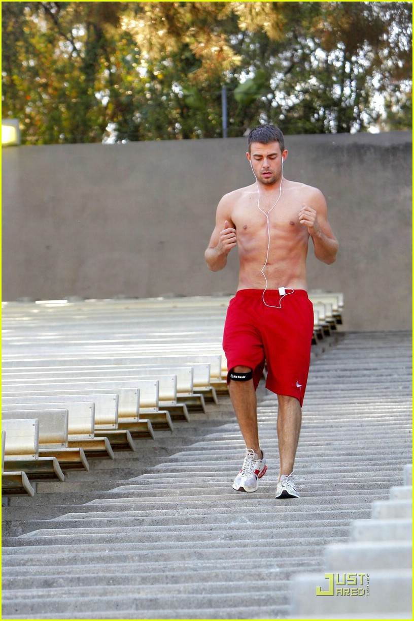 แอบดูคนดัง Jonathan Bennett