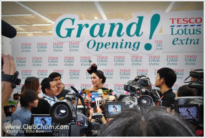 ชมพู่ อารยา ในชุดผักผลไม้งาน ‎Grand Opening @ Lotus Extra Rama4