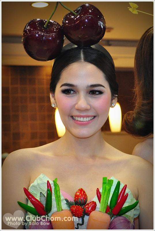 ชมพู่ อารยา ในชุดผักผลไม้งาน ‎Grand Opening @ Lotus Extra Rama4