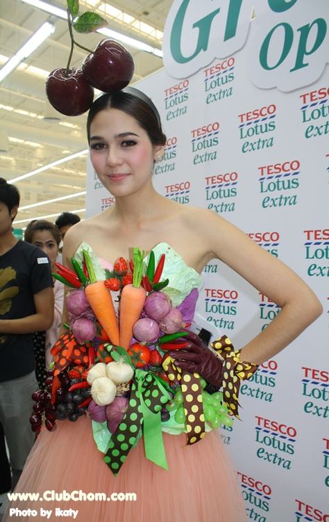 ชมพู่ อารยา ในชุดผักผลไม้งาน ‎Grand Opening @ Lotus Extra Rama4