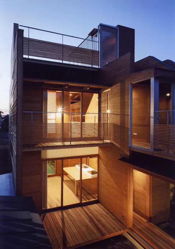Japanese Wooden Houses: courtyard, multi-level decks and a loft