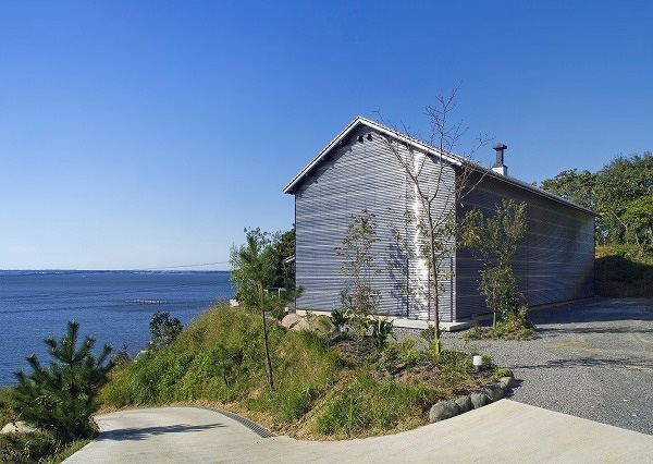 Barn Style Home Design by Japanese Architecture Firm