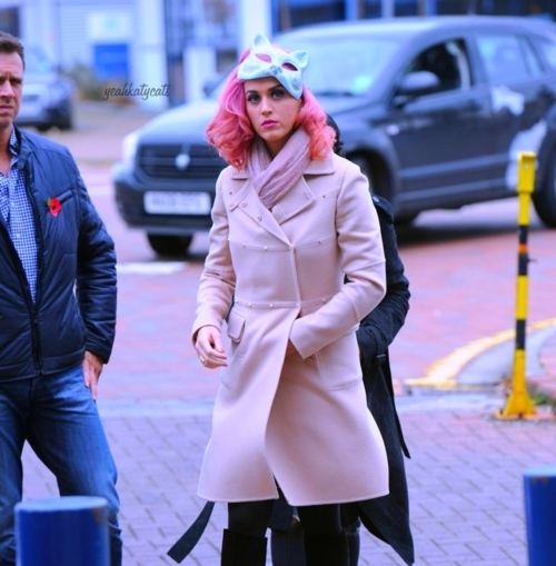 Katy Perry: Halloween Cat Mask! สวยน่ารักมากๆ