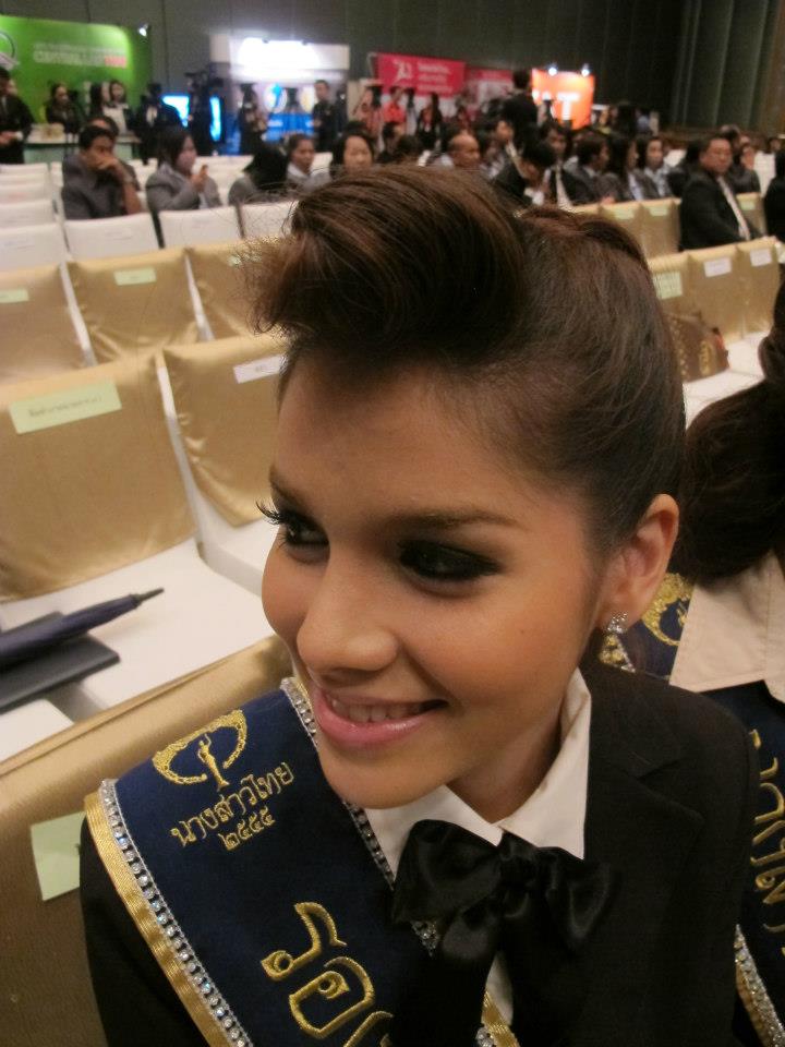 นางสาวไทย ๒๕๕๕ และรองทั้งสอง ร่วมงานแถลงข่าว MOU OTOP PLUS