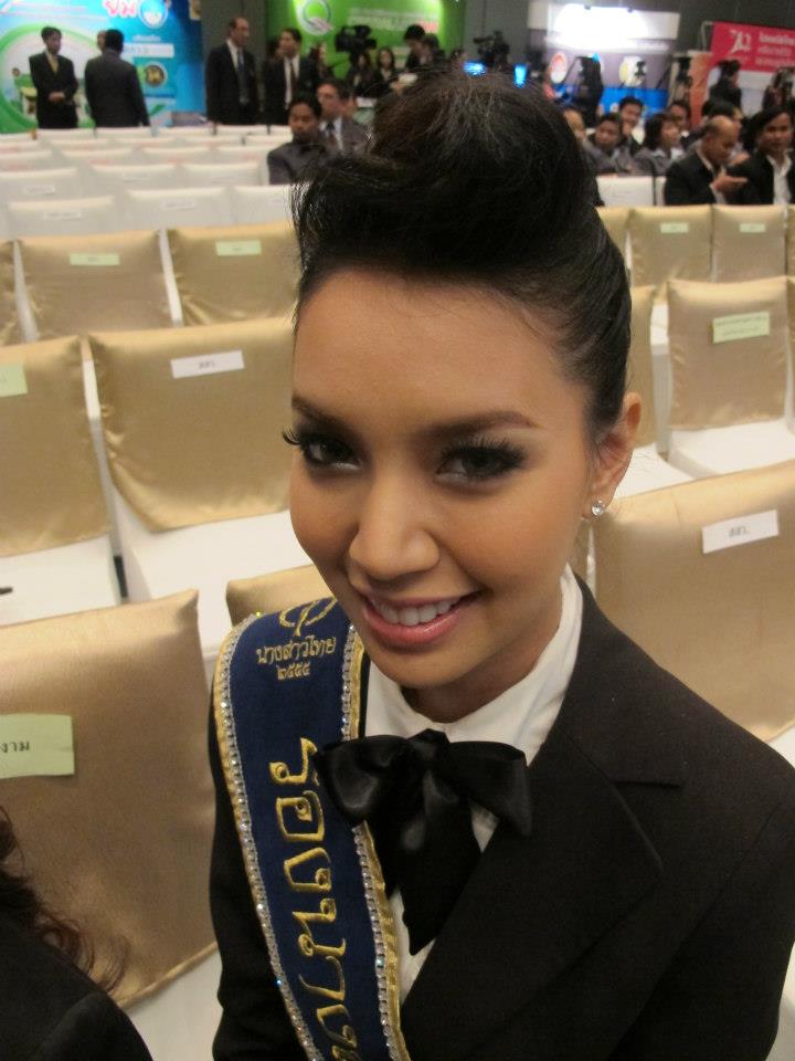 นางสาวไทย ๒๕๕๕ และรองทั้งสอง ร่วมงานแถลงข่าว MOU OTOP PLUS