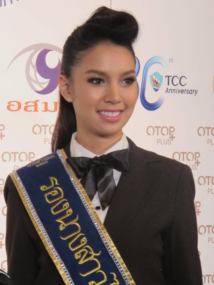 นางสาวไทย ๒๕๕๕ และรองทั้งสอง ร่วมงานแถลงข่าว MOU OTOP PLUS