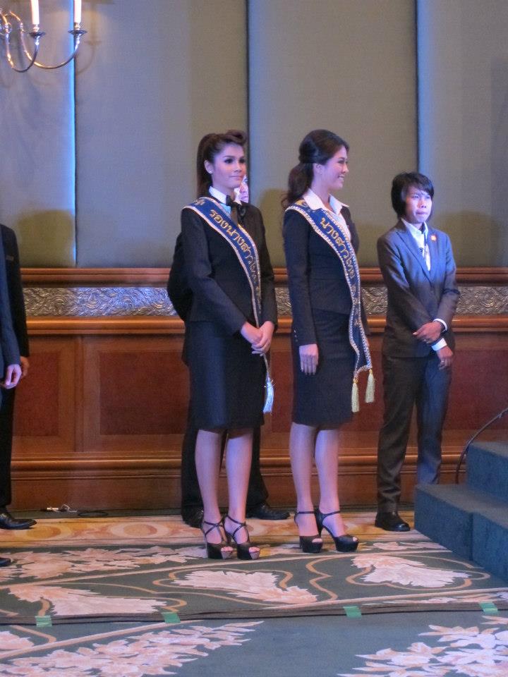 นางสาวไทย ๒๕๕๕ และรองทั้งสอง ร่วมงานแถลงข่าว MOU OTOP PLUS