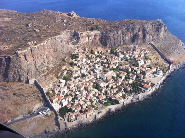 เมืองที่ หลบซ่อน อยู่หลังหินผา