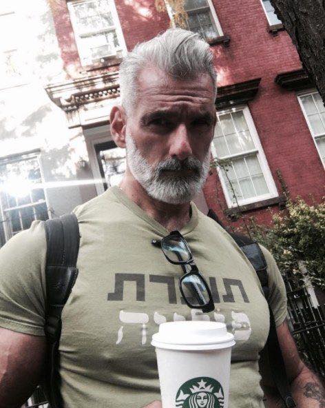 รู้จัก “Silver Fox” เน็ตไอดอลรุ่นป๋า ที่พกพาความแซ่บมาแบบพริกทั้งสวน