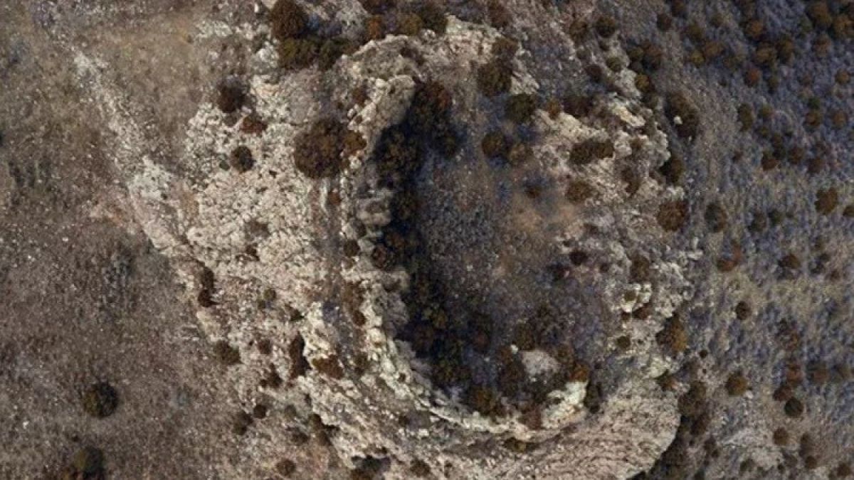 อุกกาบาตขนาดใหญ่สร้างหลุมอุกกาบาตหลายสิบหลุม