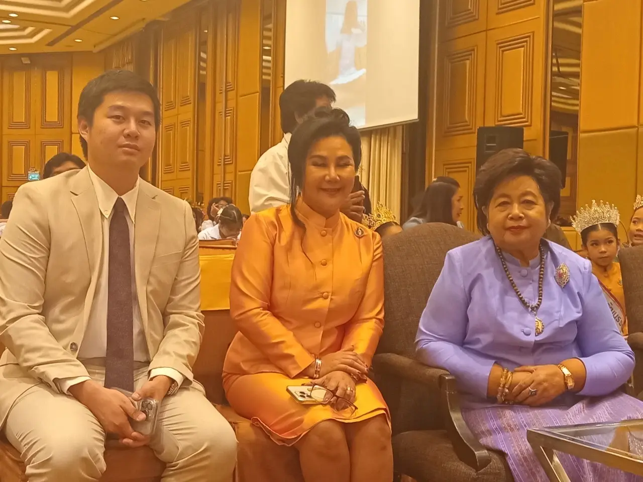 พลังแห่งความดีเพื่อพ่อหลวงถ่ายทอดจิตสำนึกรักสถาบันฯ โครงการจิตรกรรมบน ...