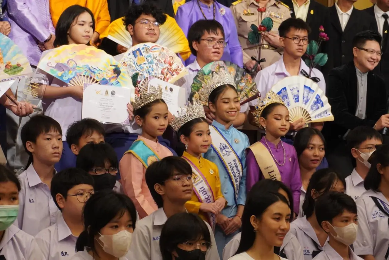 พลังแห่งความดีเพื่อพ่อหลวงถ่ายทอดจิตสำนึกรักสถาบันฯ โครงการจิตรกรรมบน ...