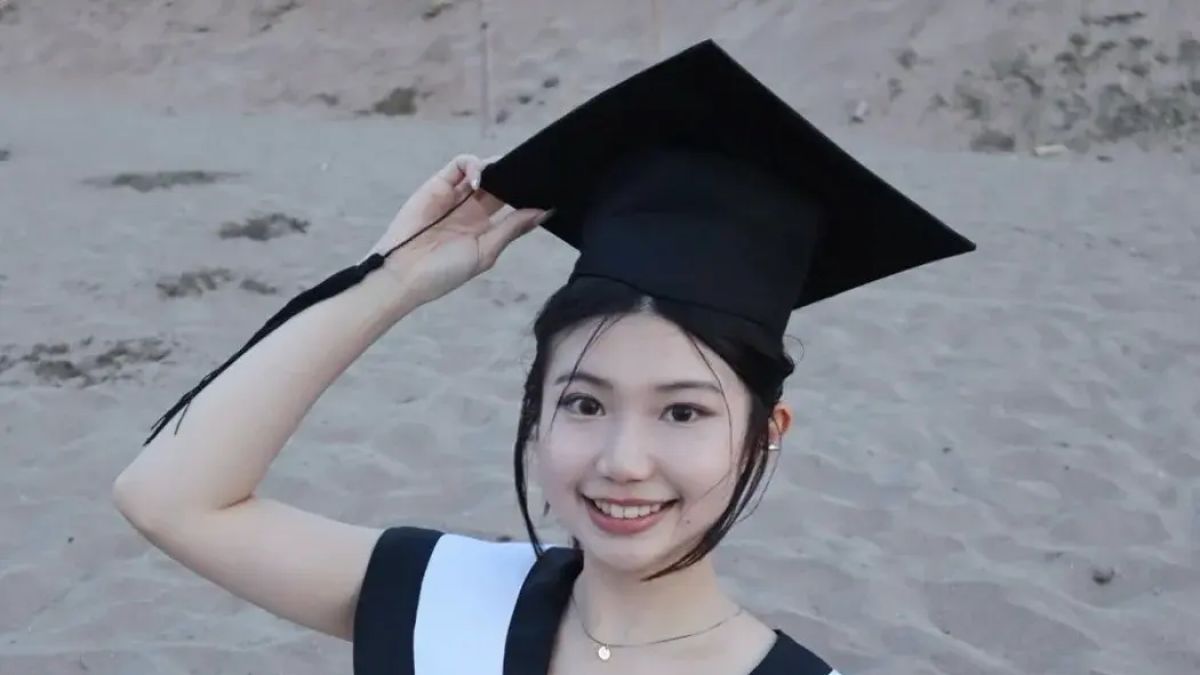 ไวรัลโลกออนไลน์ สาวเผยแพร่ภาพชุดรับปริญญาที่ชายหาด ลมพัดแรงเผยให้เห็น ...